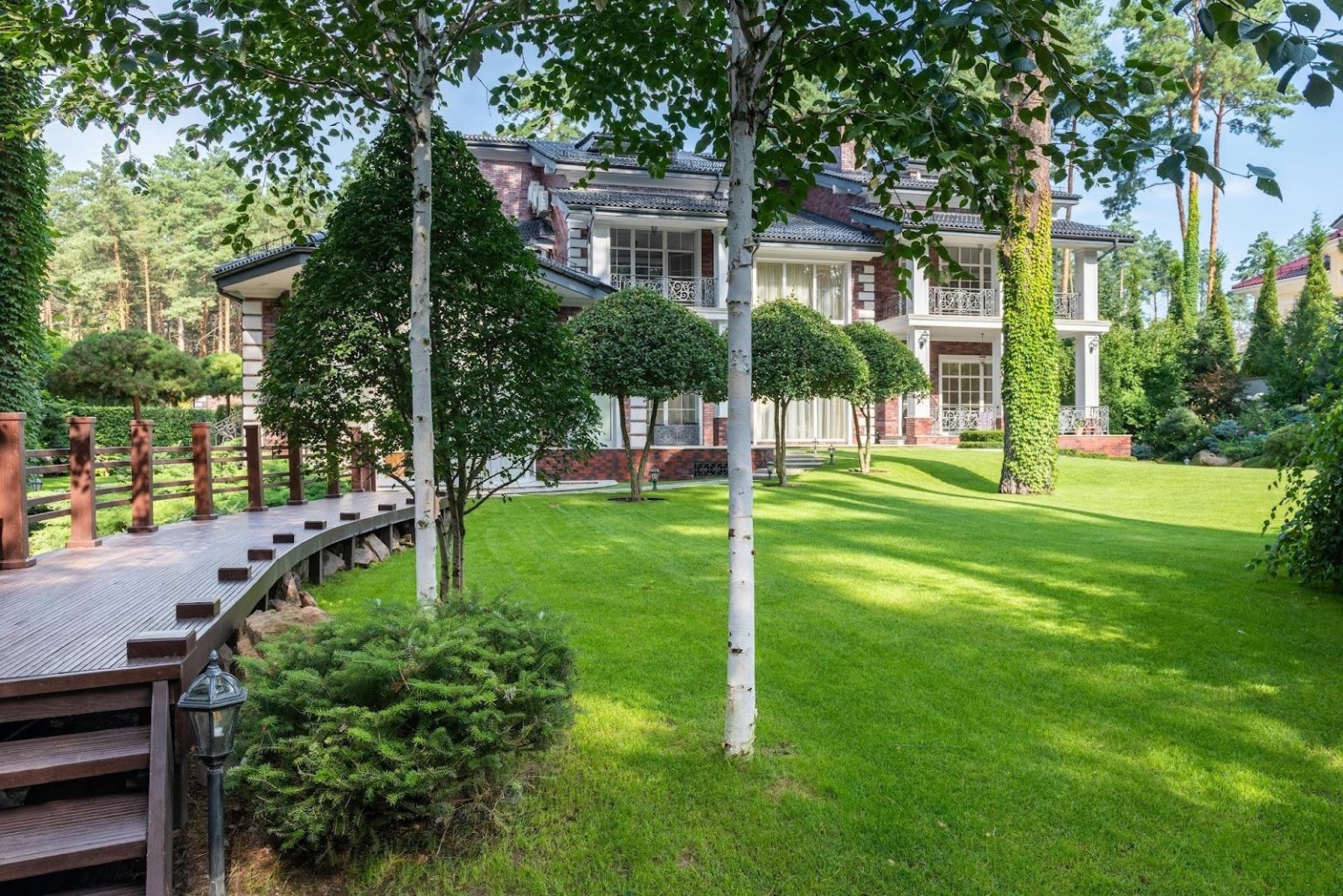 Tips For Designing Yard Steps That Look Good And Work Well - 2A Magazine